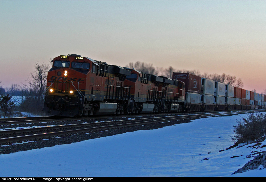 BNSF 7886 Takes another stack Eb into the last light of the day.